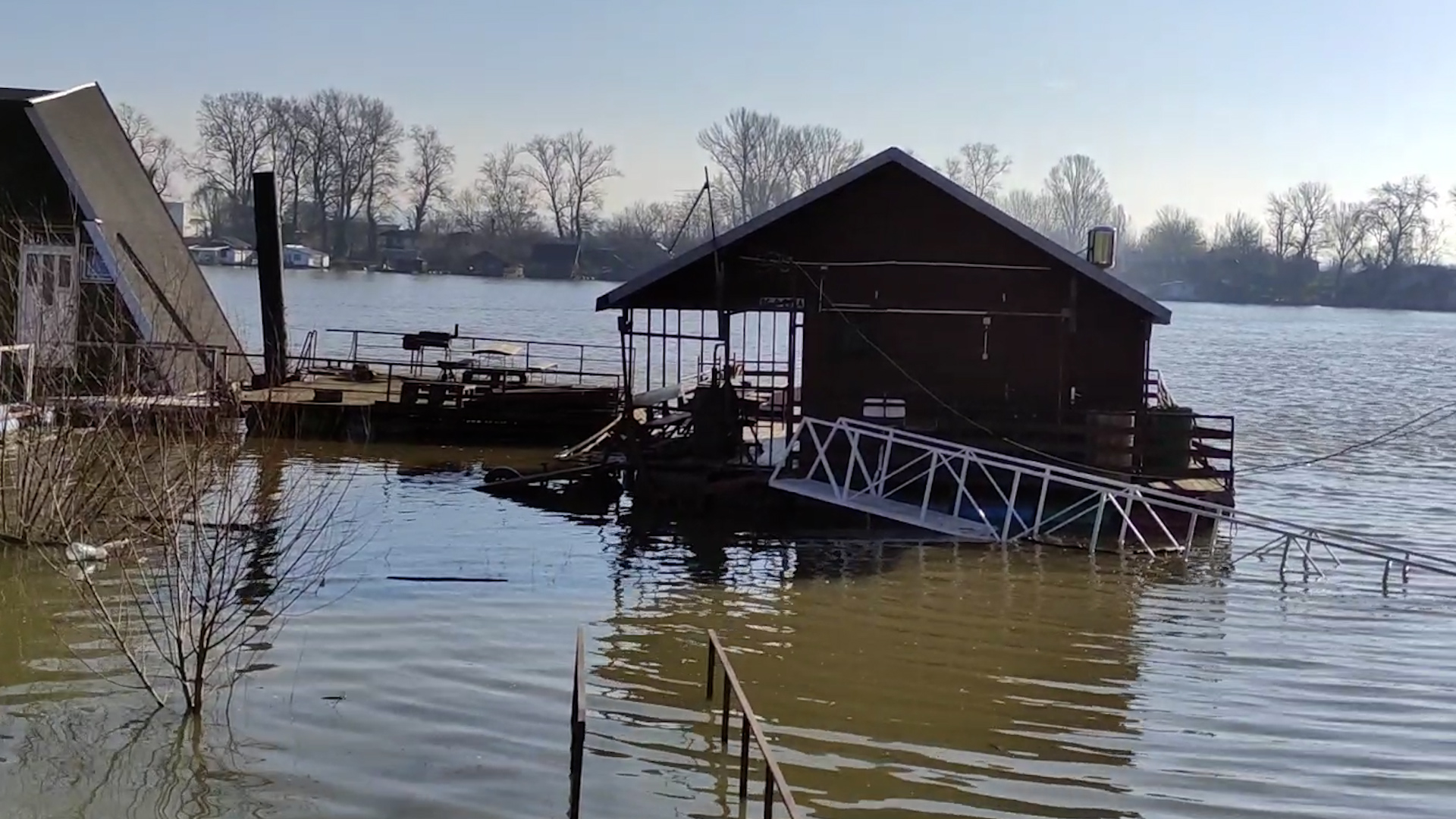 Brod pun peska udario u nekoliko splavova na reci Savi | LovaLova