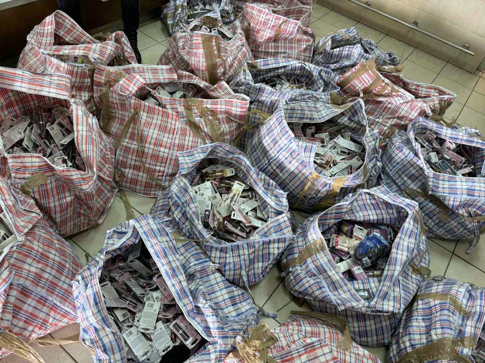 Kozmetiku sakrio ispod polovnih stvari | LovaLova